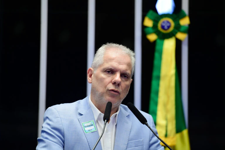 BRASIL EM FOCO: Presidente do INSS afastado por fraude foi nomeado por Lula